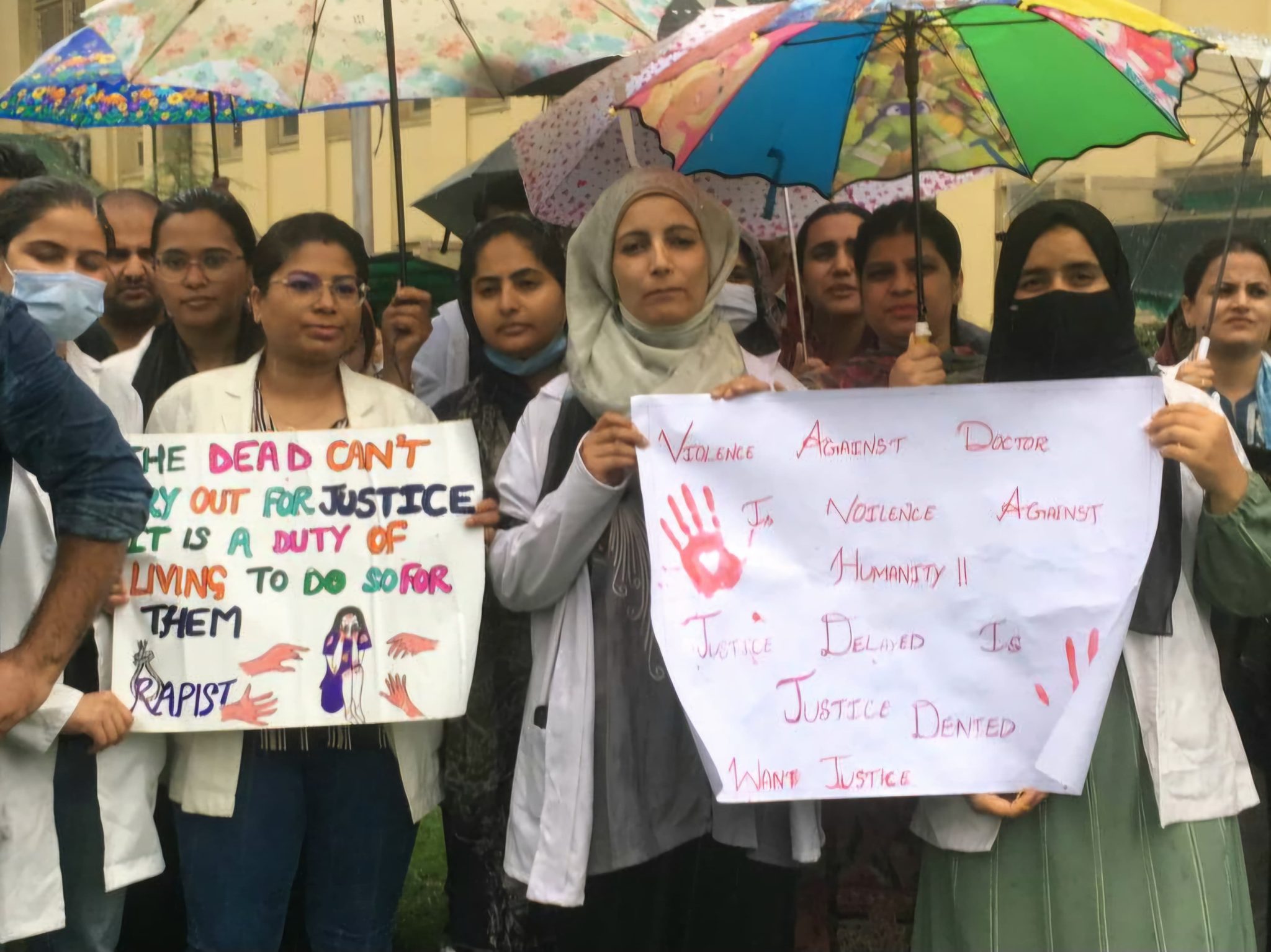 GMC Srinagar doctors, medical students protest against brutal rape ...