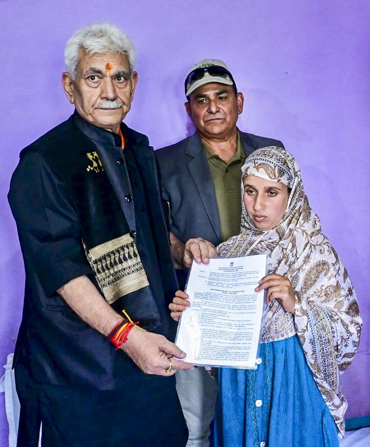 Kashmir News: LG Manoj Sinha hands over job letter to wife of pony ...