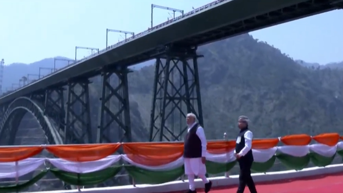 PM Modi J&K visit LIVE: PM Modi visits Chenab Rail Bridge deck ...