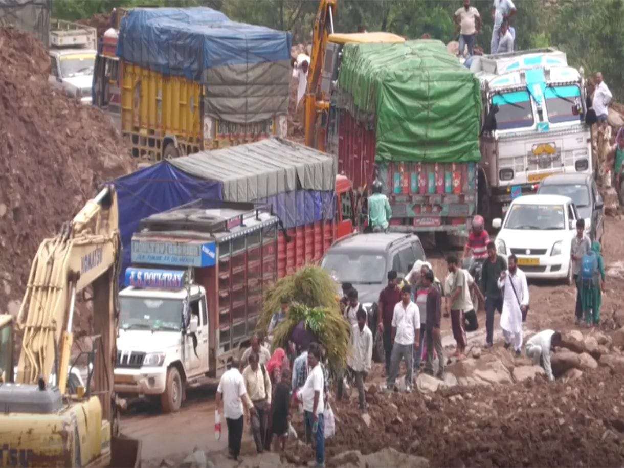Massive traffic jams on Jammu-Srinagar highway as single-lane movement ...