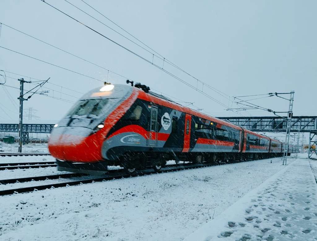 Smooth Rail Operations Resume After Snowfall, Vande Bharat Reaches ...